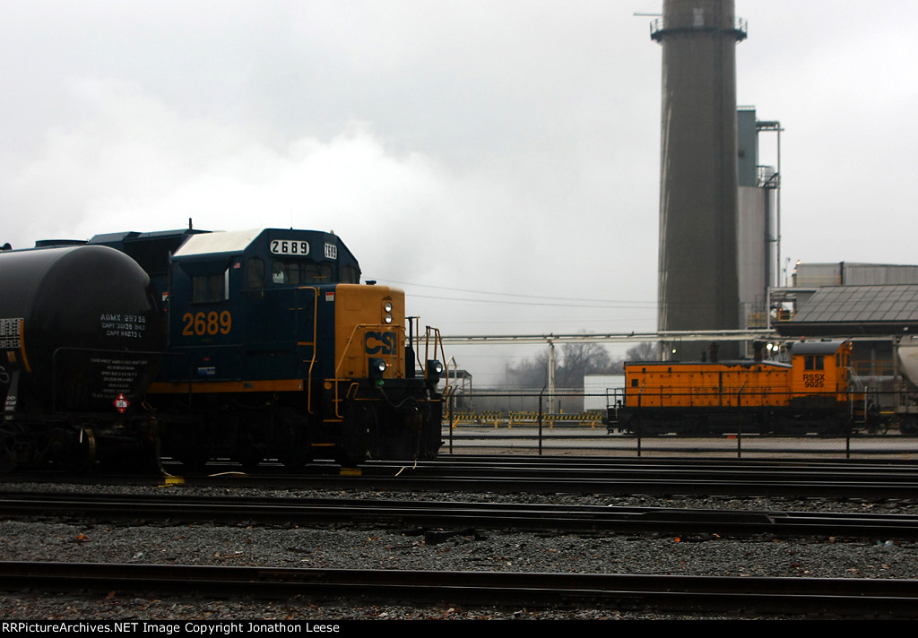 CSX 2689 sits while RSSX 9025 switches Tate & Lyle